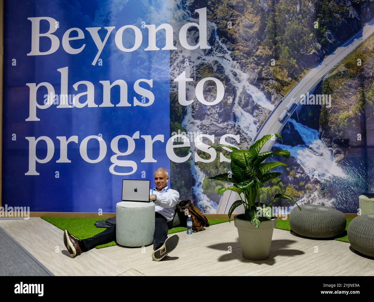 Baku, Aserbaidschan. November 2024. Ein Mann arbeitet in der grünen Zone der COP29 während der ...