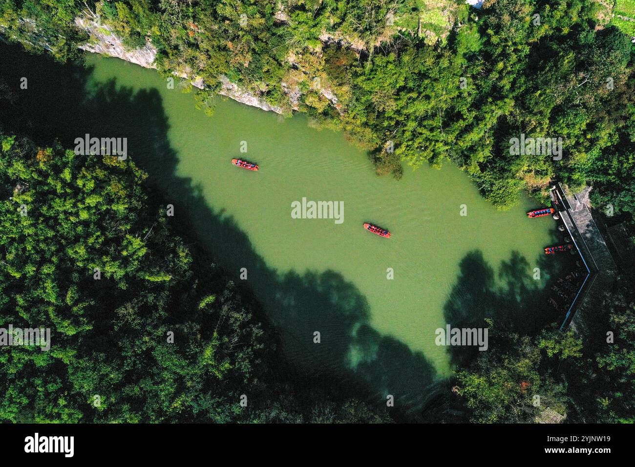 (241115) -- ANSHUN, 15. November 2024 (Xinhua) -- ein Luftdrohnenfoto ...