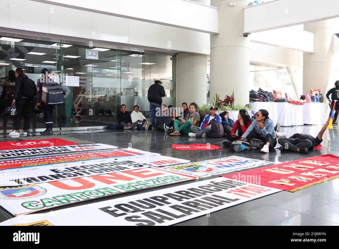 UNE TOMA MINISTERIO ECONOMIA Quito, Freitag, 15. November 2024 Lehrer ...