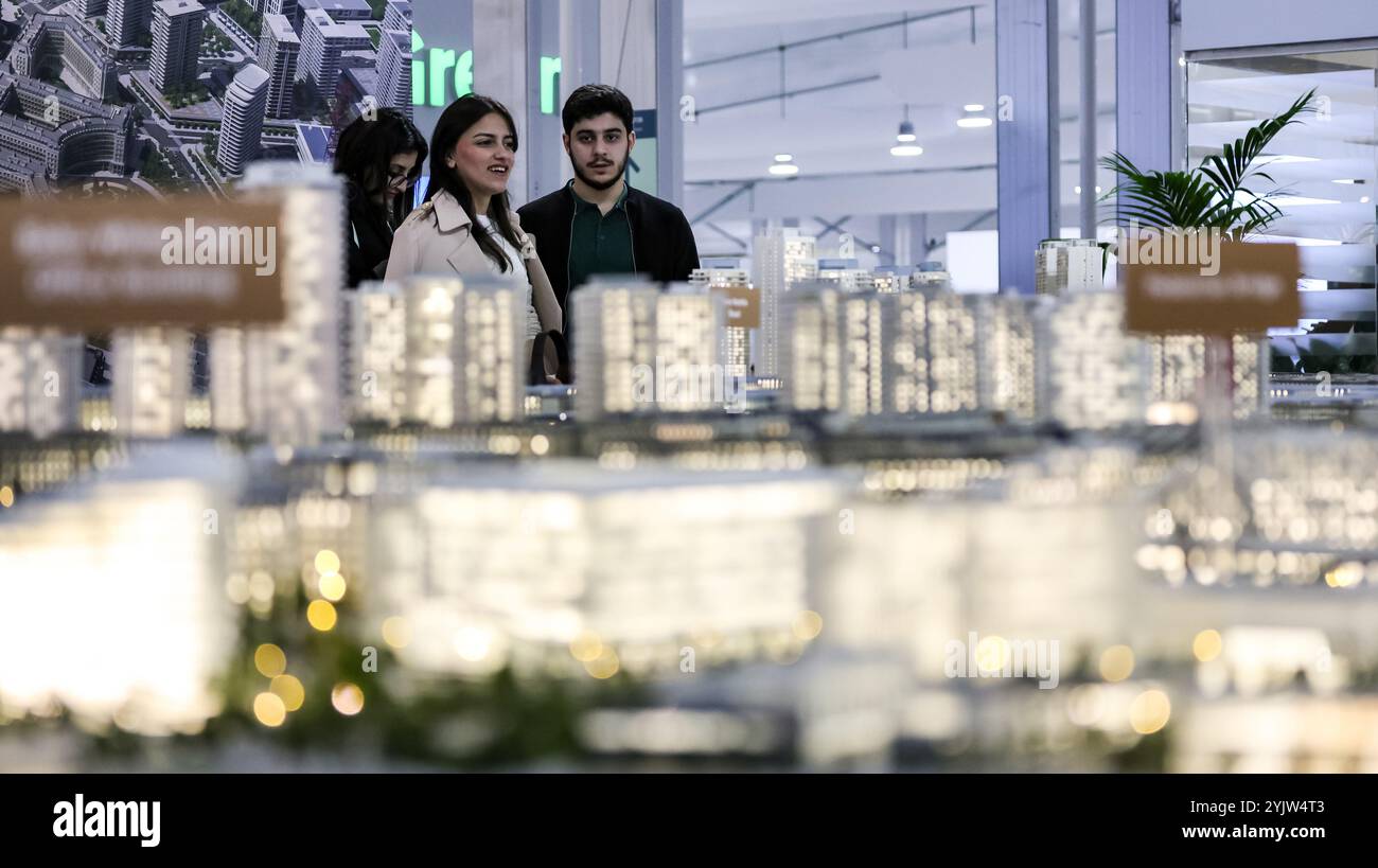 Baku, Aserbaidschan. November 2024. Die Teilnehmer sehen ein Modell von Baku White City ...