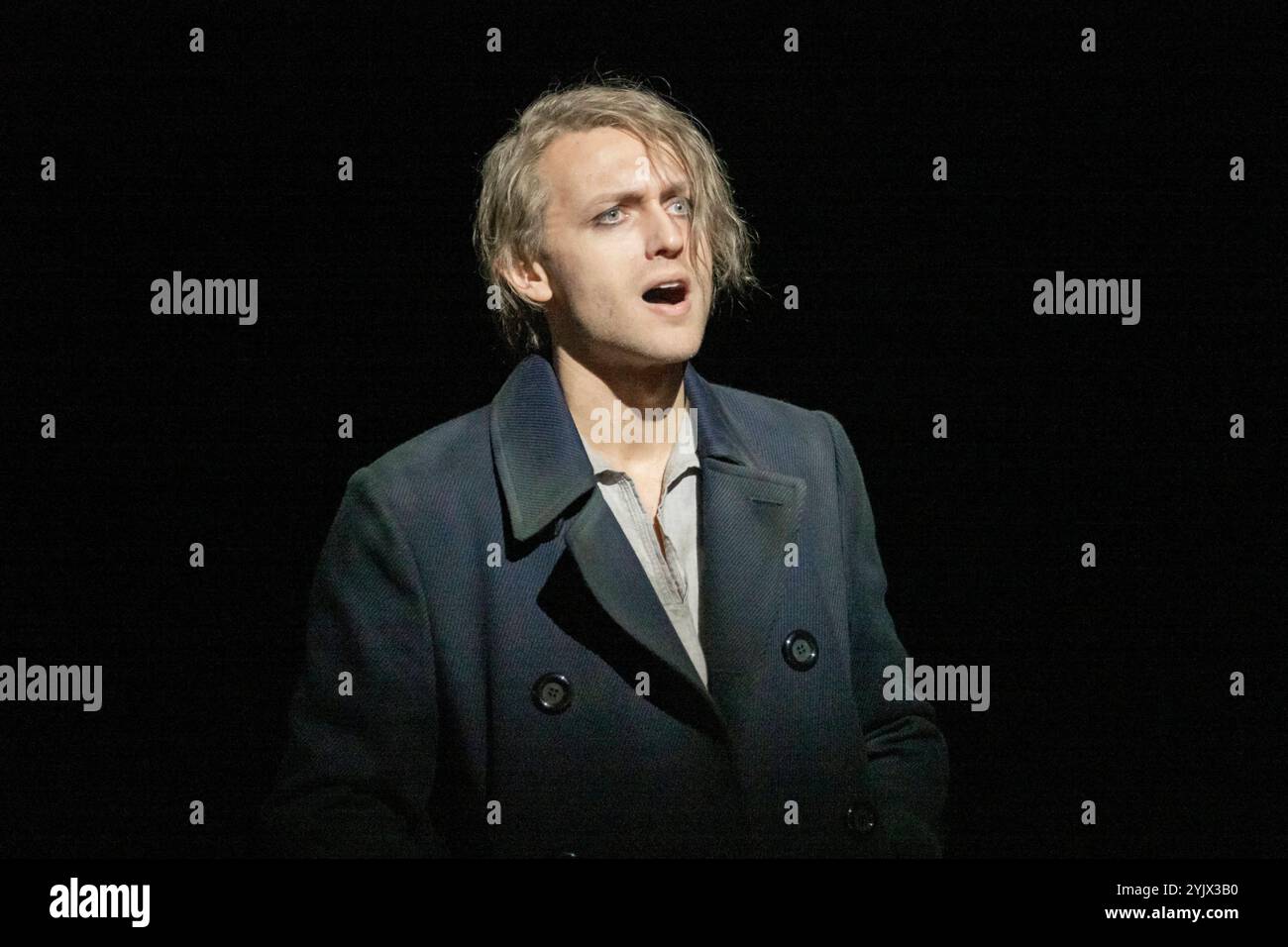 Saenger Hubert Zapior als Anthony Hope, am 13.11.24 bei der Fotoprobe ...