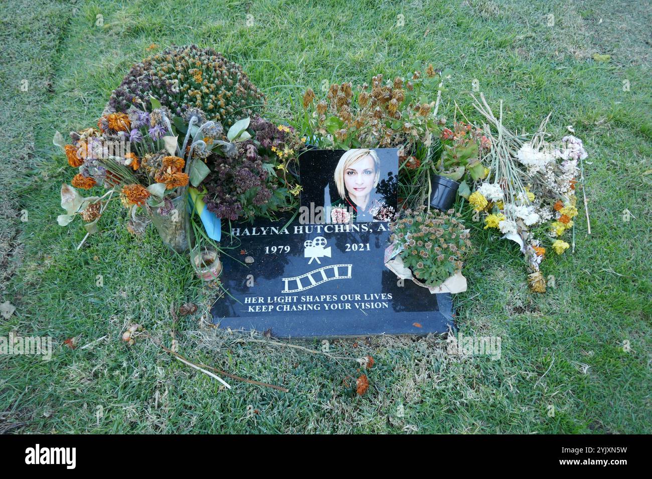 14. November 2024 Kameramann Halyna Hutchins Grave in Garden of Legends ...
