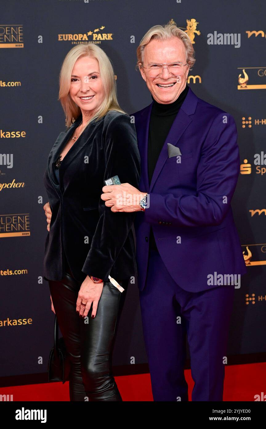 Wolfgang Lippert mit Ehefrau Gesine Lippert bei der 30. Verleihung der Goldenen Henne 2024 im ...