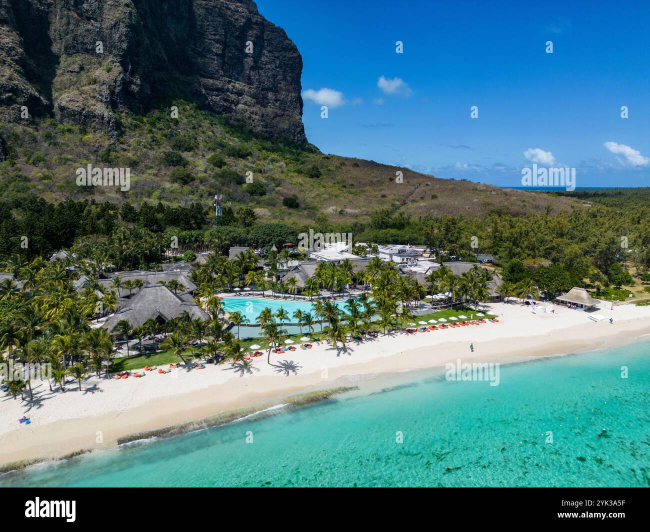 Blick aus der Vogelperspektive auf den Strand im Dinarobin Beachcomber ...
