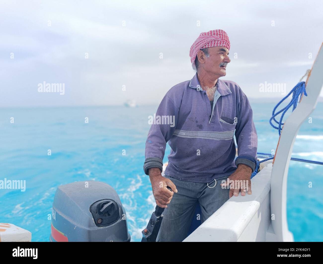 Alter Seemann im Meer, der mit seinem Boot reitet und segelt ein alter ...