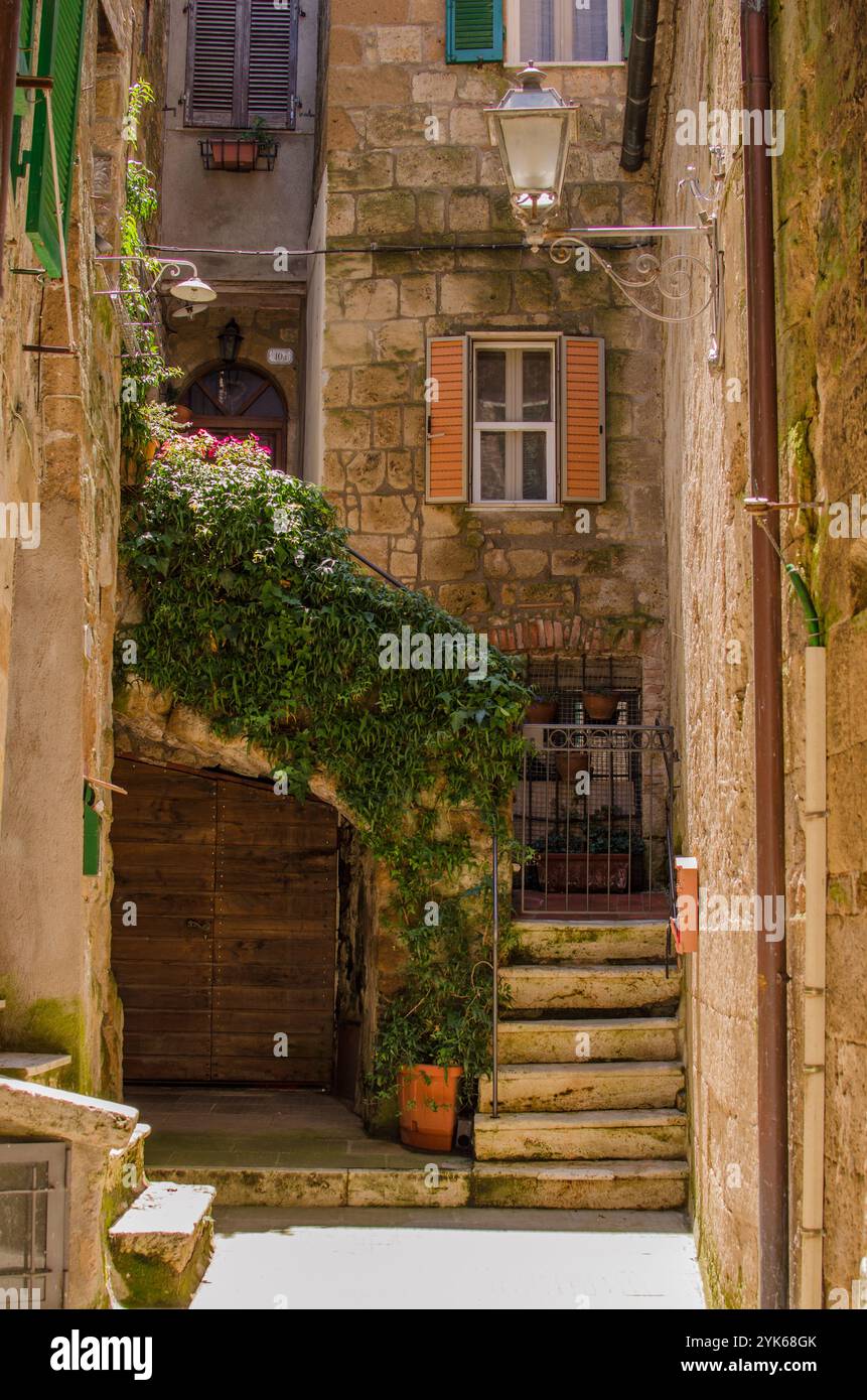 Toskana innenhof treppe pflanze -Fotos und -Bildmaterial in hoher ...