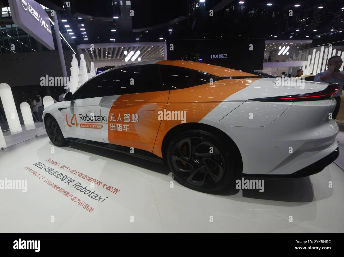 Guangzhou, China. November 2024. GUANGZHOU, CHINA - 15. NOVEMBER 2024 - ein fahrerloses Robotaxi ...