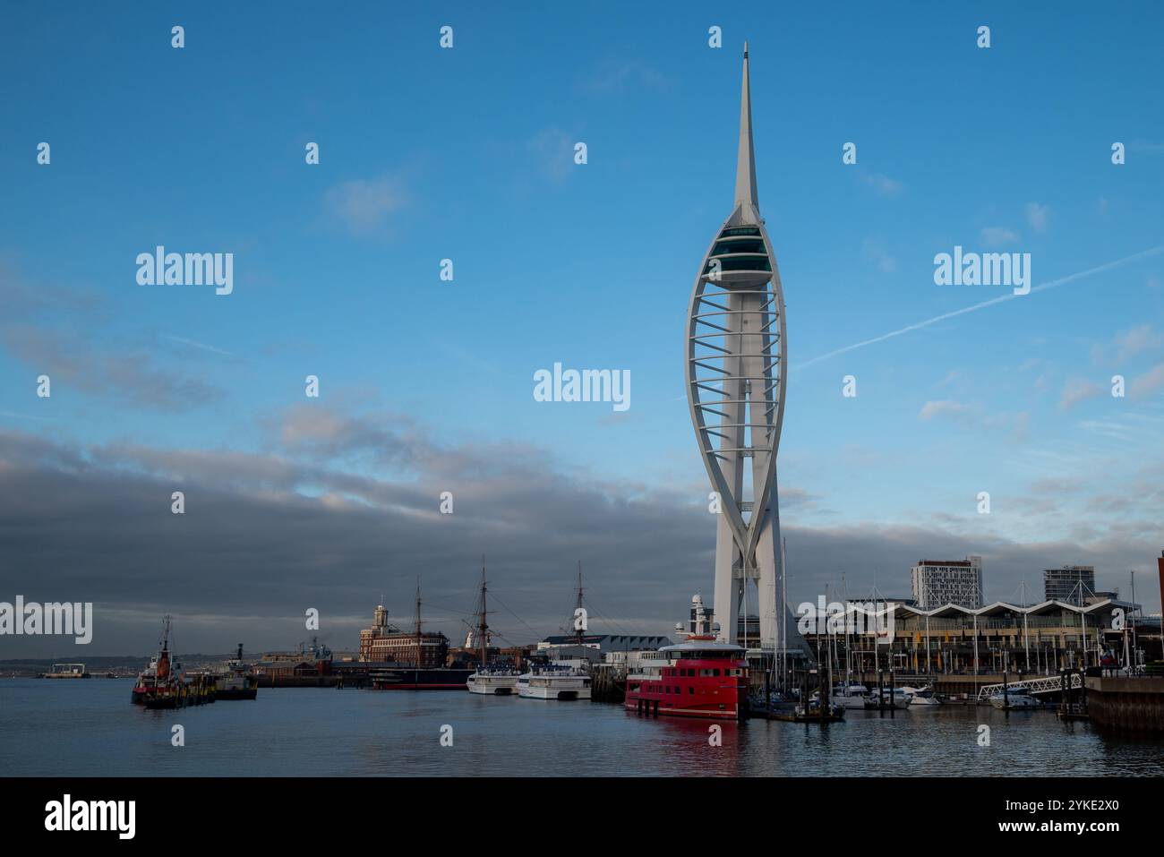 Die Superyacht Akula legte an den Gunwharf Quays in Portsmouth unter ...