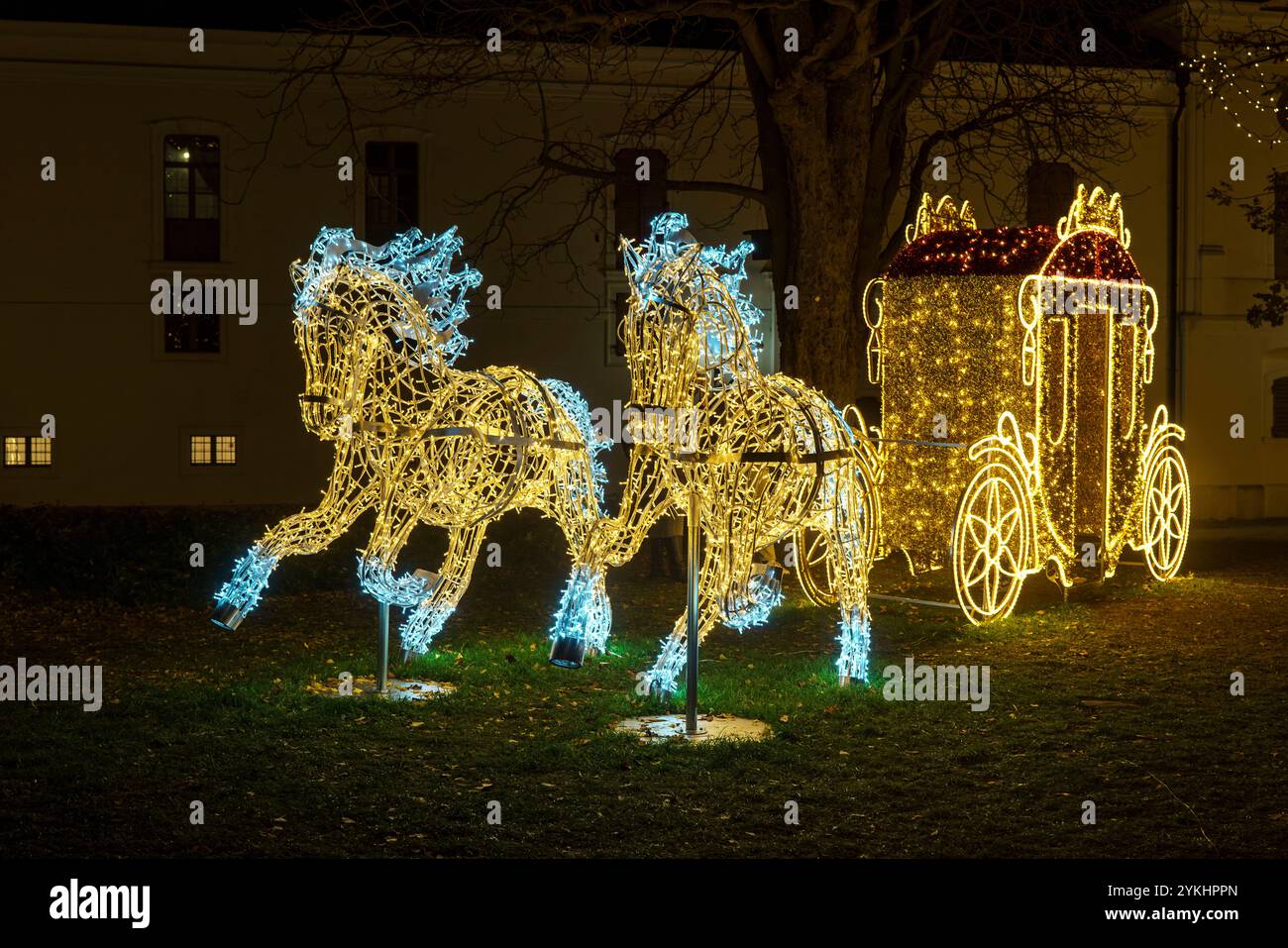 11.10.24. Godollo, Ungarn. Ausstellung der Lichtergeschichte im Schlosspark. Der ungarische Name ...