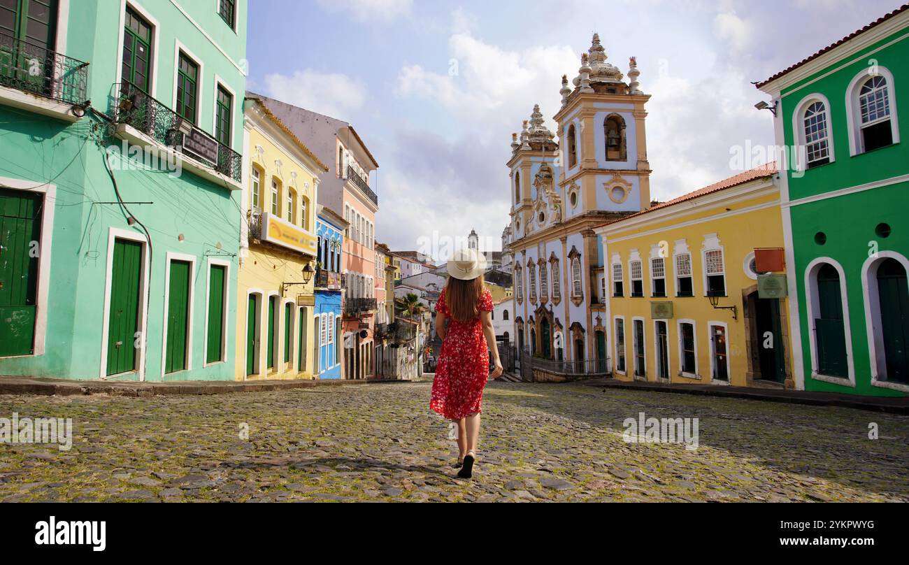 Tourismus in Salvador de Bahia. Rückansicht des Reisenden Mädchens ...