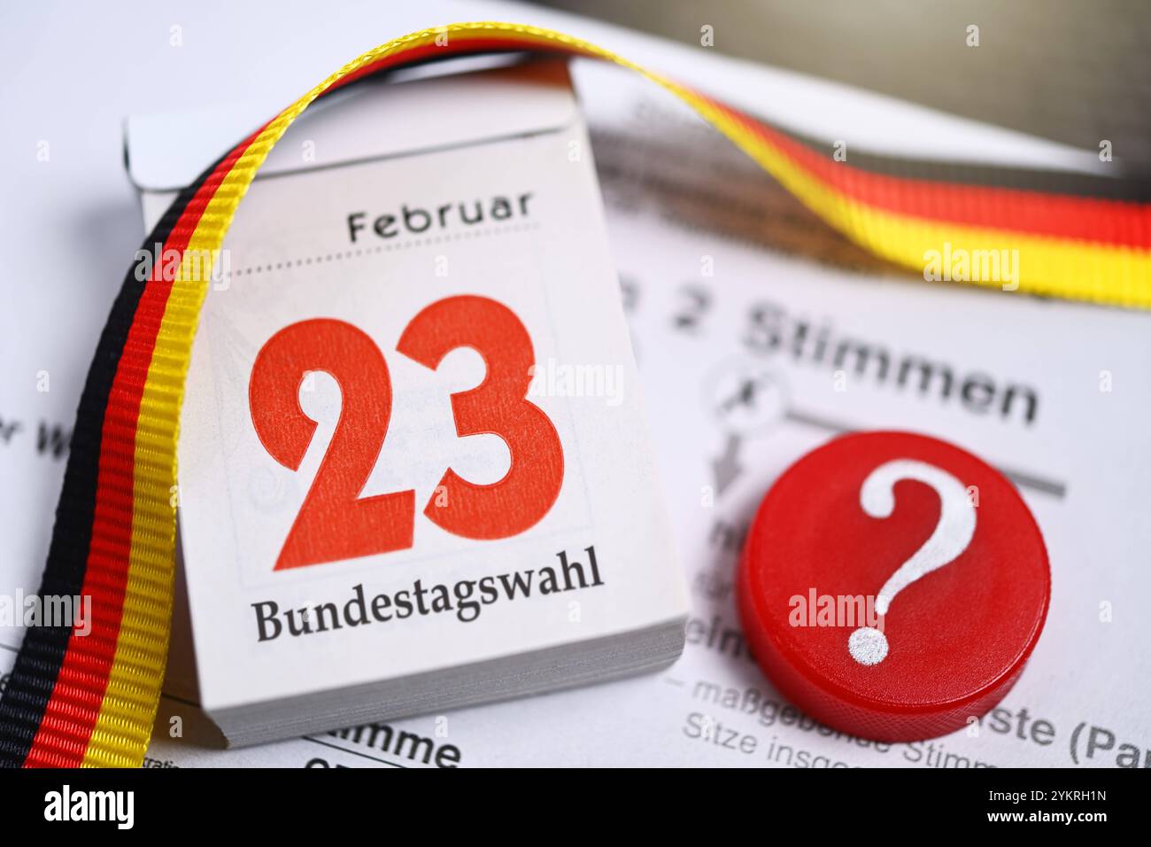 Kalender mit Datum 23. Februar auf Stimmzettel neben Fragezeichen ...