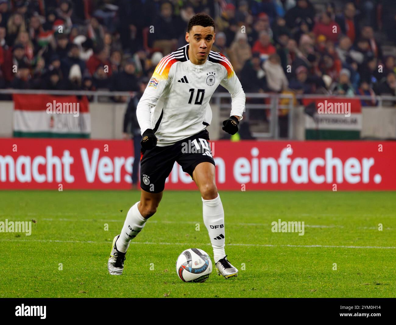 Budapest, Ungarn. November 2024. Jamal Musiala kontrolliert den Ball ...