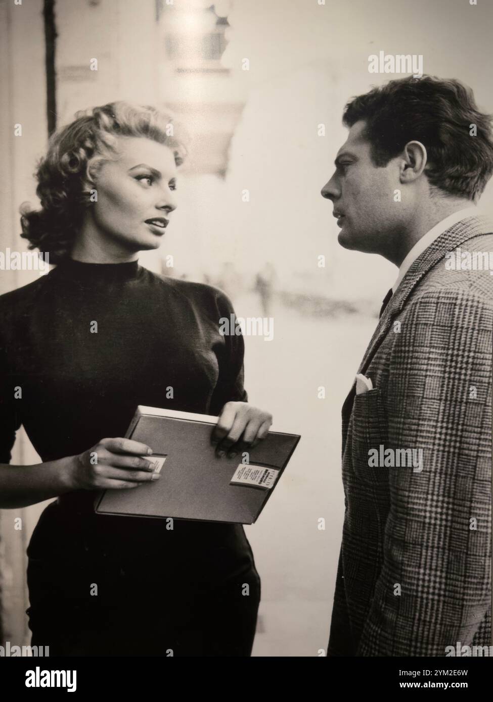 Der italienische Filmstar Marcello Mastroianni mit der italienischen ...