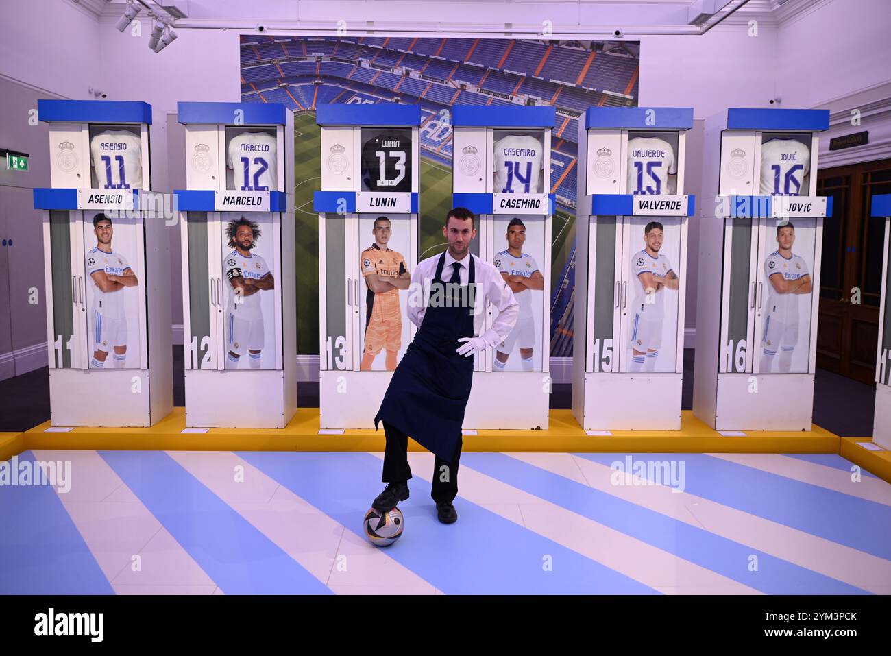 DIE ERSTEN UMKLEIDEKABINEN DES REAL MADRIDS SANTIAGO BERNABEU STADION ...