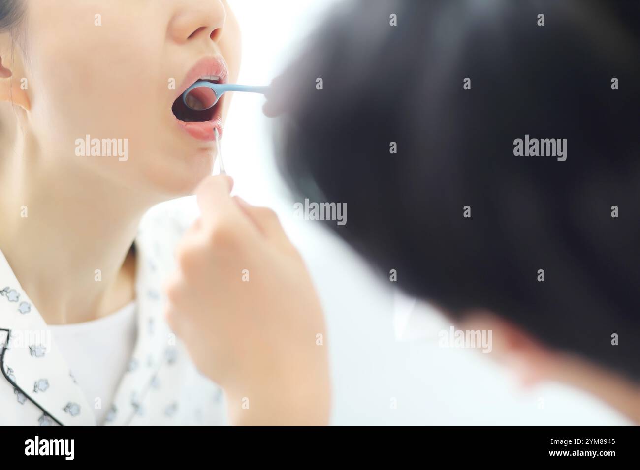 Doctor treating a patient -Fotos und -Bildmaterial in hoher Auflösung – Alamy