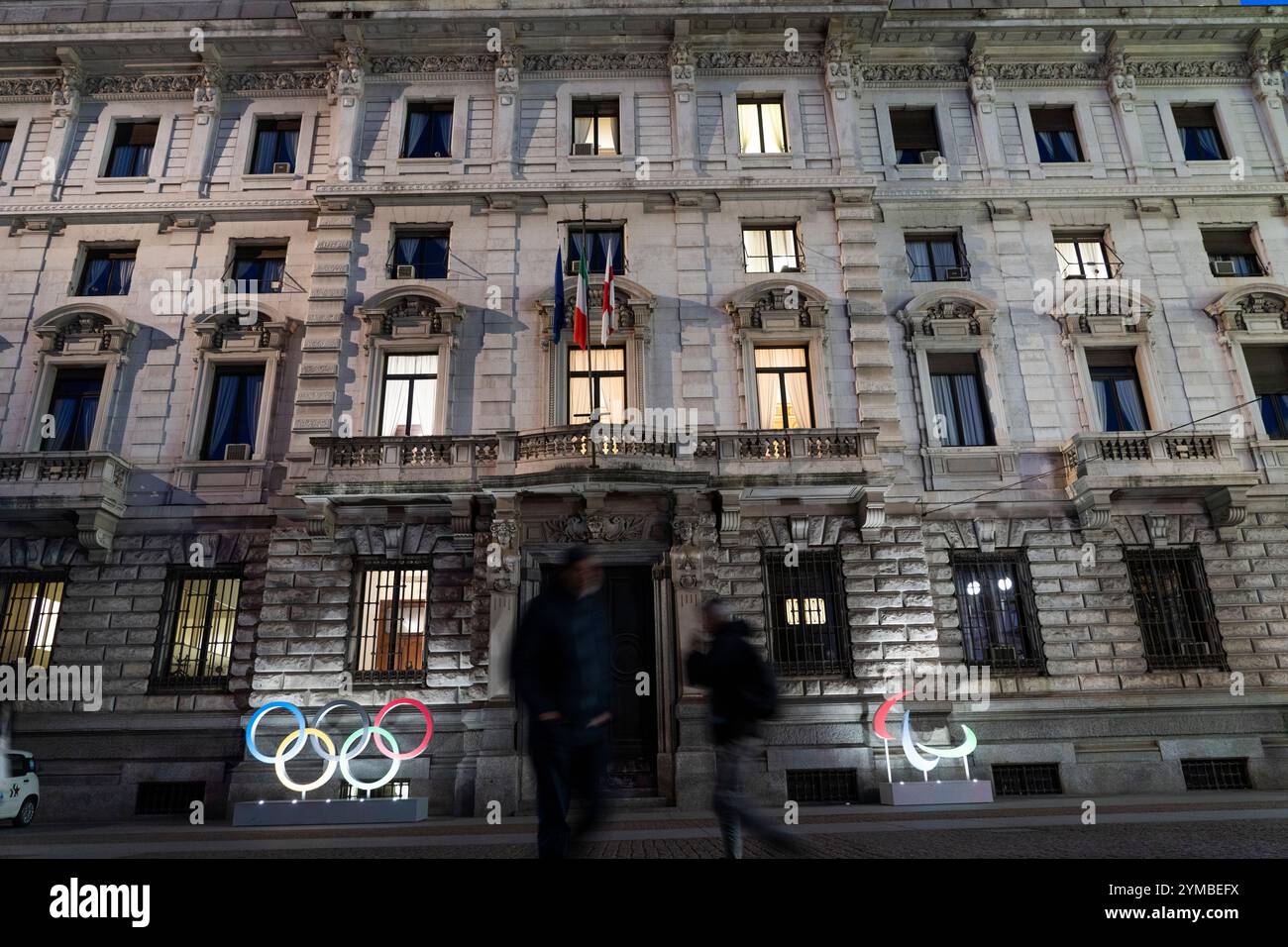 Mailand, Italien 20241120. OL-ringene og logoen für Paralympics står ...