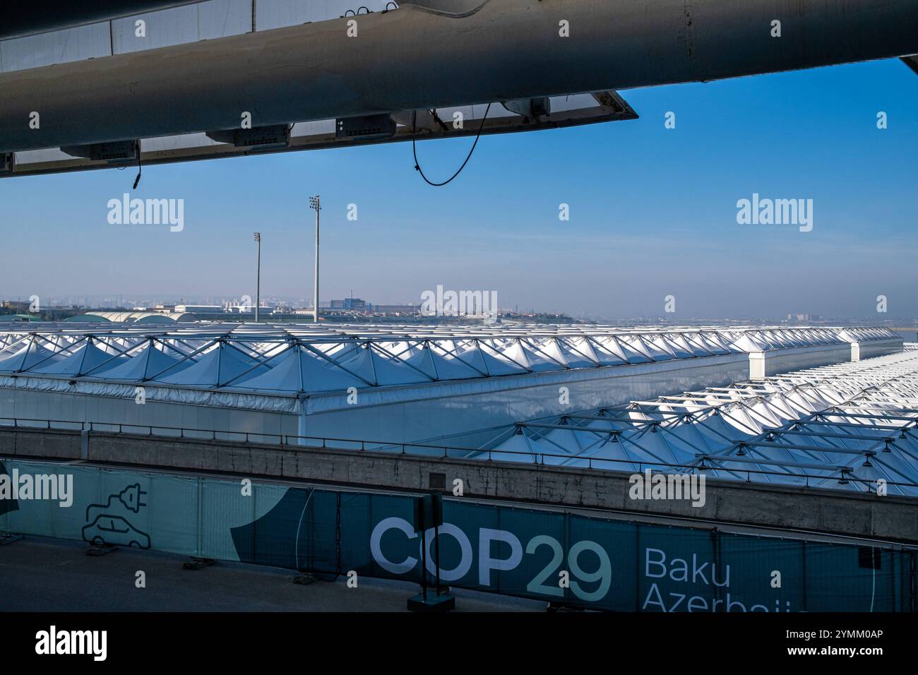 COP29 in Baku Aserbaidschan, Baku am 21.11.2024: Um das Stadion herum sind es auf eine große ...
