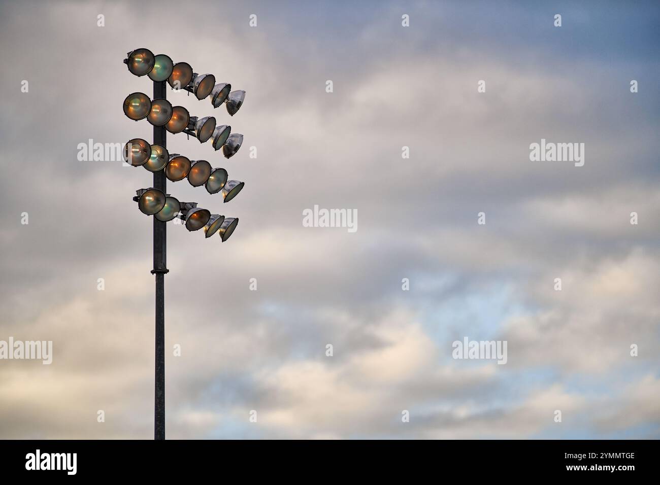 Flutlicht im stadion -Fotos und -Bildmaterial in hoher Auflösung – Alamy