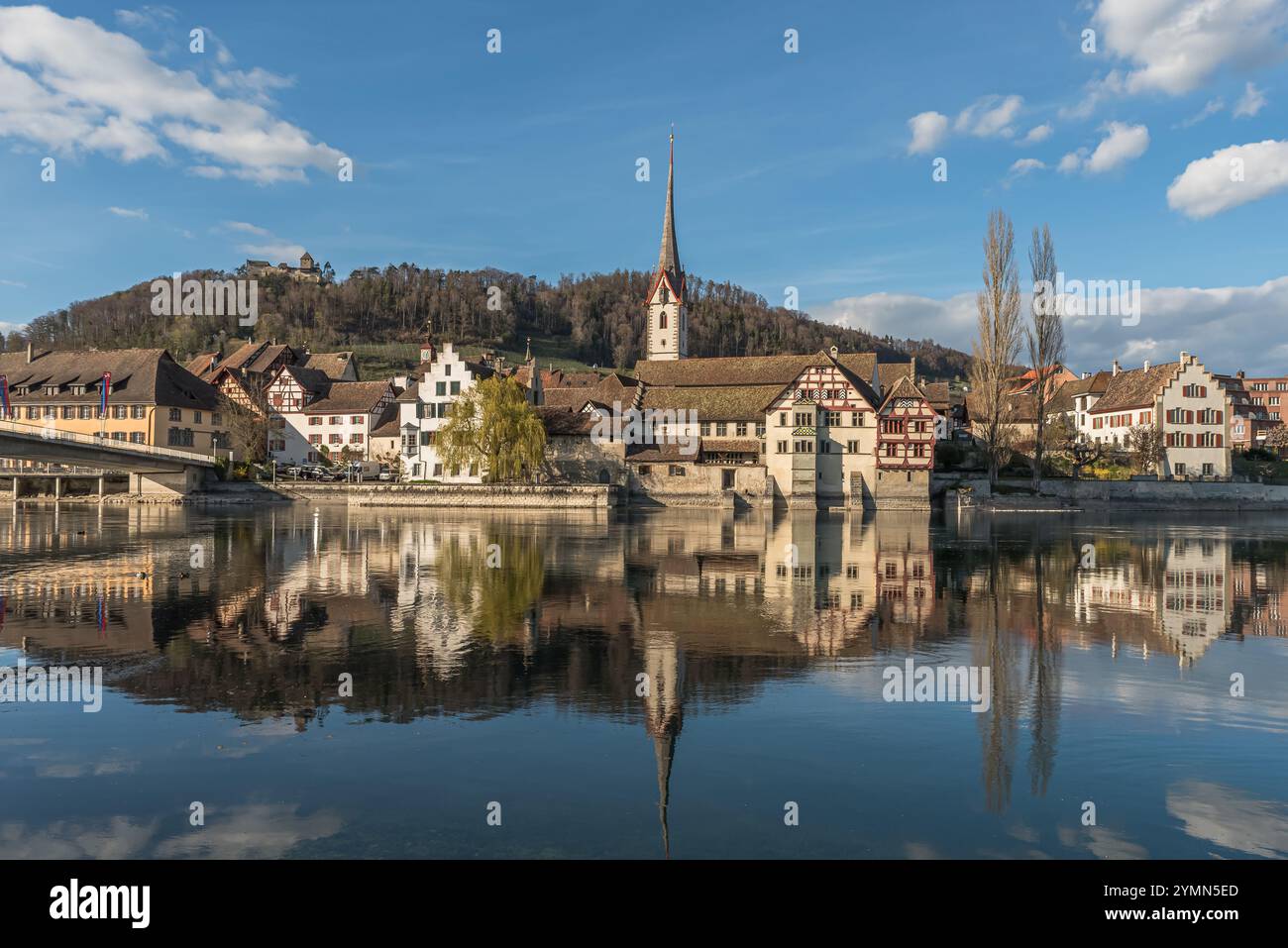 Blick über den Rhein auf die mittelalterliche Altstadt Stein am Rhein mit dem Kloster St. Georg ...
