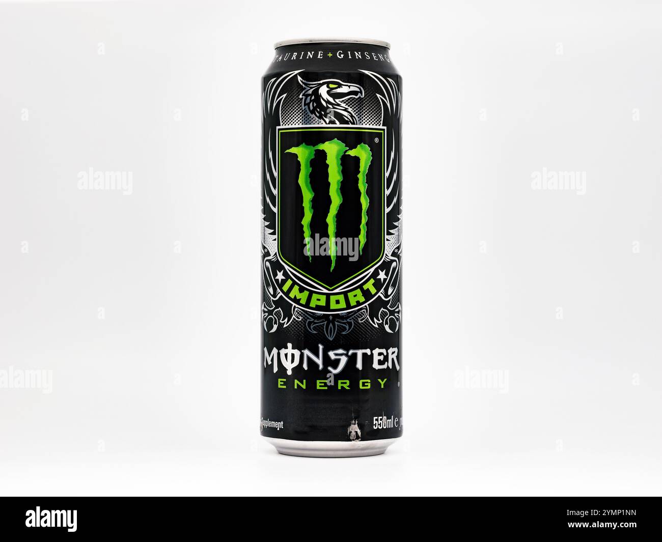 Monster Energy Import Drink in der großen wiederverschließbaren Getränkedose. Die schwarze Dose ...