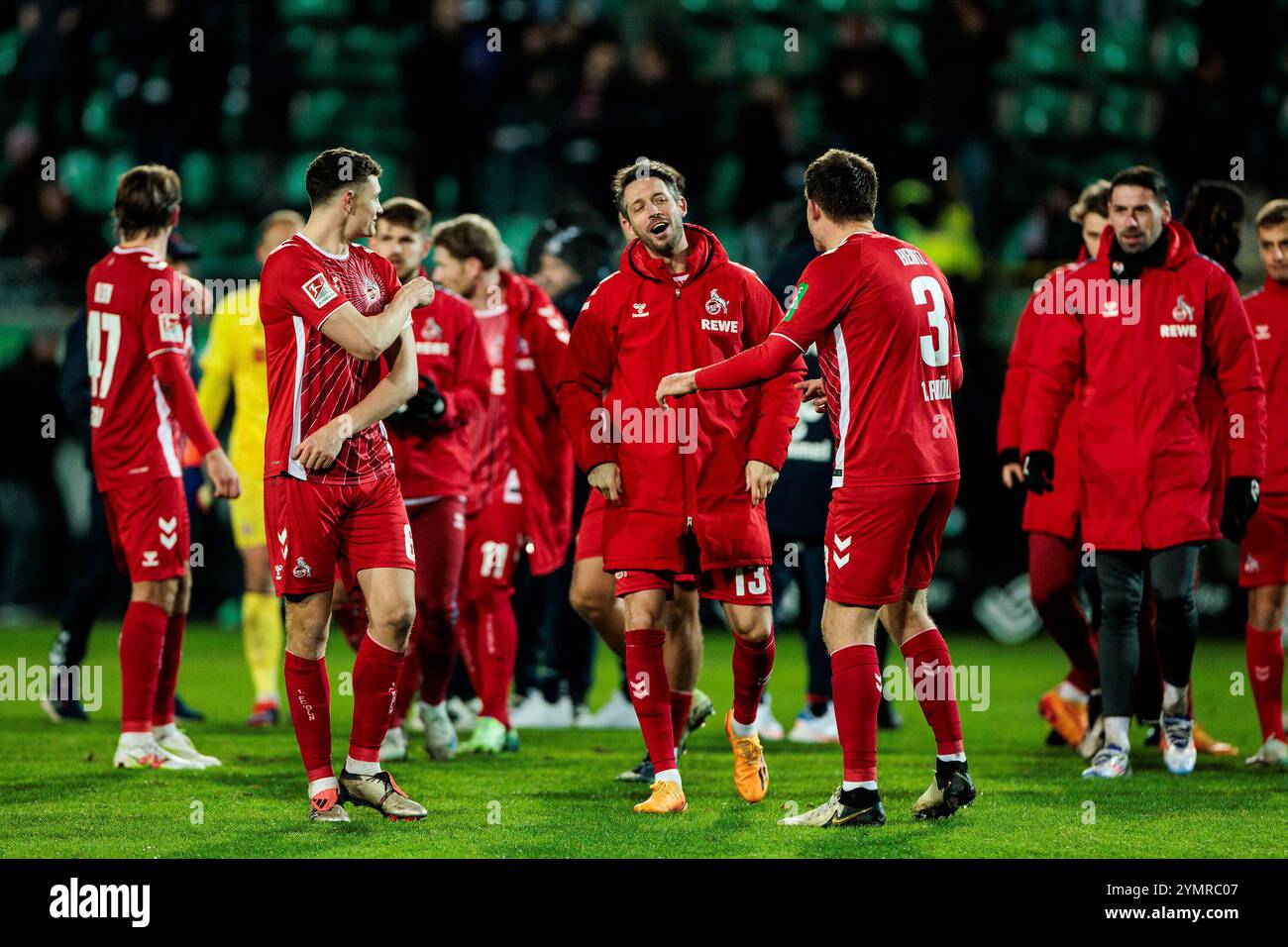 Die Spieler feiern den Sieg mit den mitgereisten Fans Eric Martel (1. FC K?ln, 6), Mark uth (1 ...