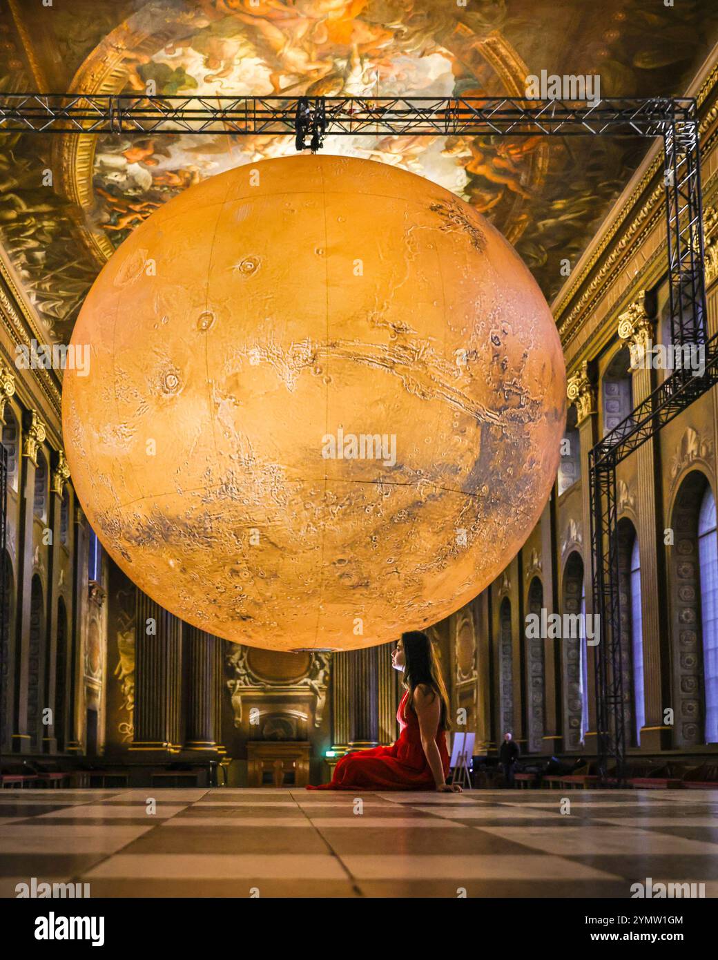 London, Großbritannien. November 2024. Das Personal posiert mit der Installation. Das Old Royal ...