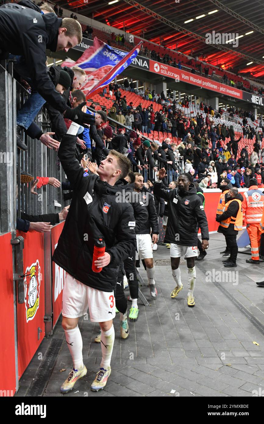 Die Heidenheimer Spieler bedanken sich bei den mitgereisten Fans für die Unterstuetzung ...