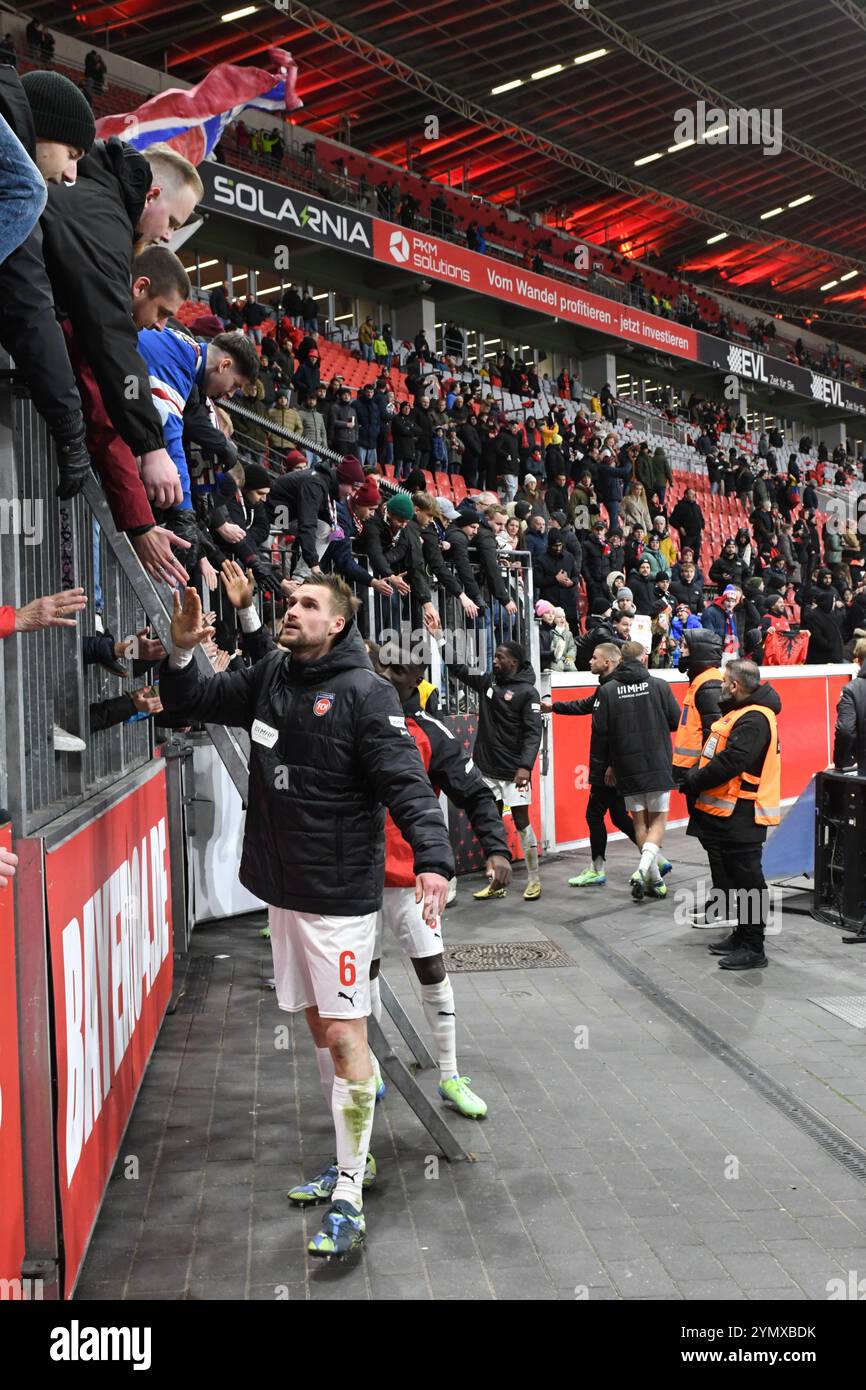 Die Heidenheimer Spieler bedanken sich bei den mitgereisten Fans für die Unterstuetzung ...