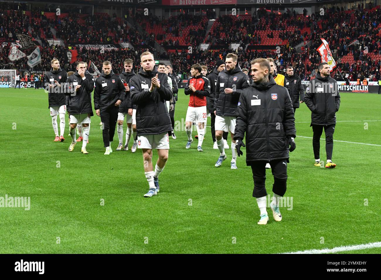 Leverkusen, Deutschland. November 2024. Die Heidenheimer Spieler bedanken sich bei den ...