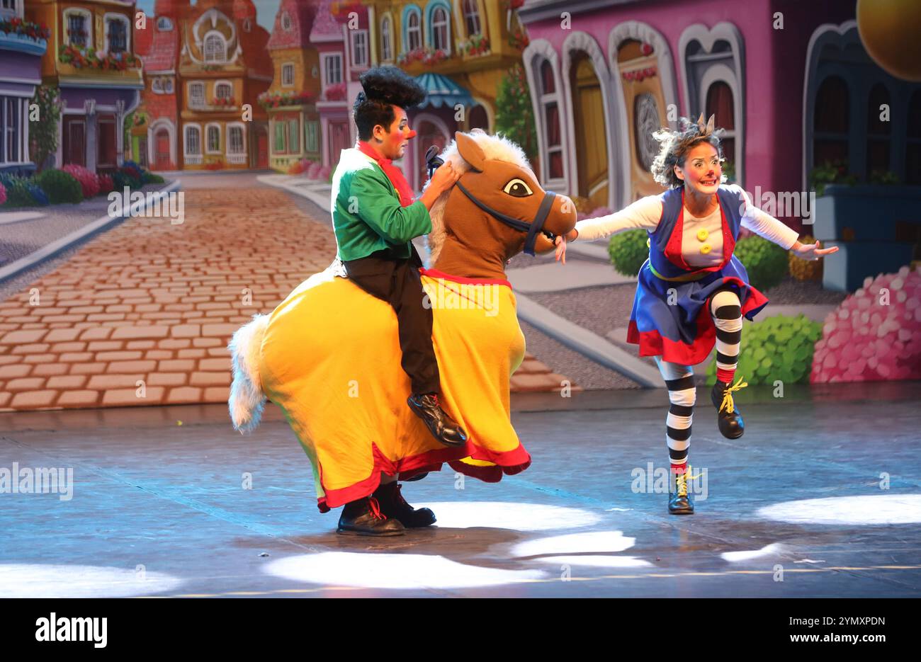 Chennai, Indien. November 2024. Als Clowns gekleidete Künstler treten ...