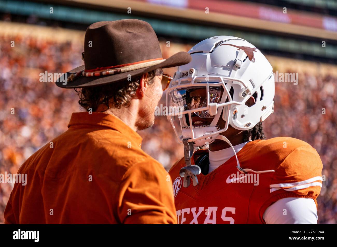 23. November 2024.WR Isaiah Bond #7 der Texas Longhorns bekommt vor dem ...