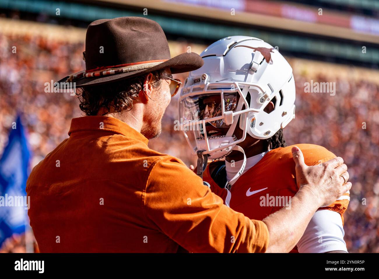 23. November 2024.WR Isaiah Bond #7 der Texas Longhorns bekommt vor dem ...