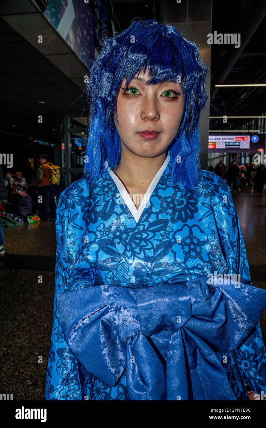 Utrecht, Niederlande. November 2024. Eine junge Cosplayerin in Kostümen ...