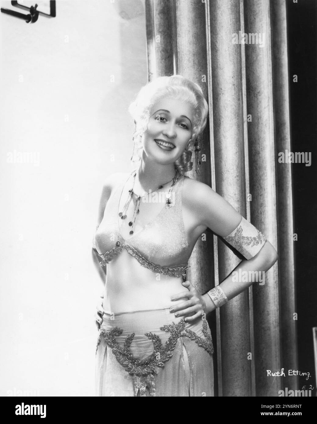 A Portrait of American Fackel Sängerin RUTH in ihrer Rolle als Olga in ROMAN SCANDALS 1933 ...