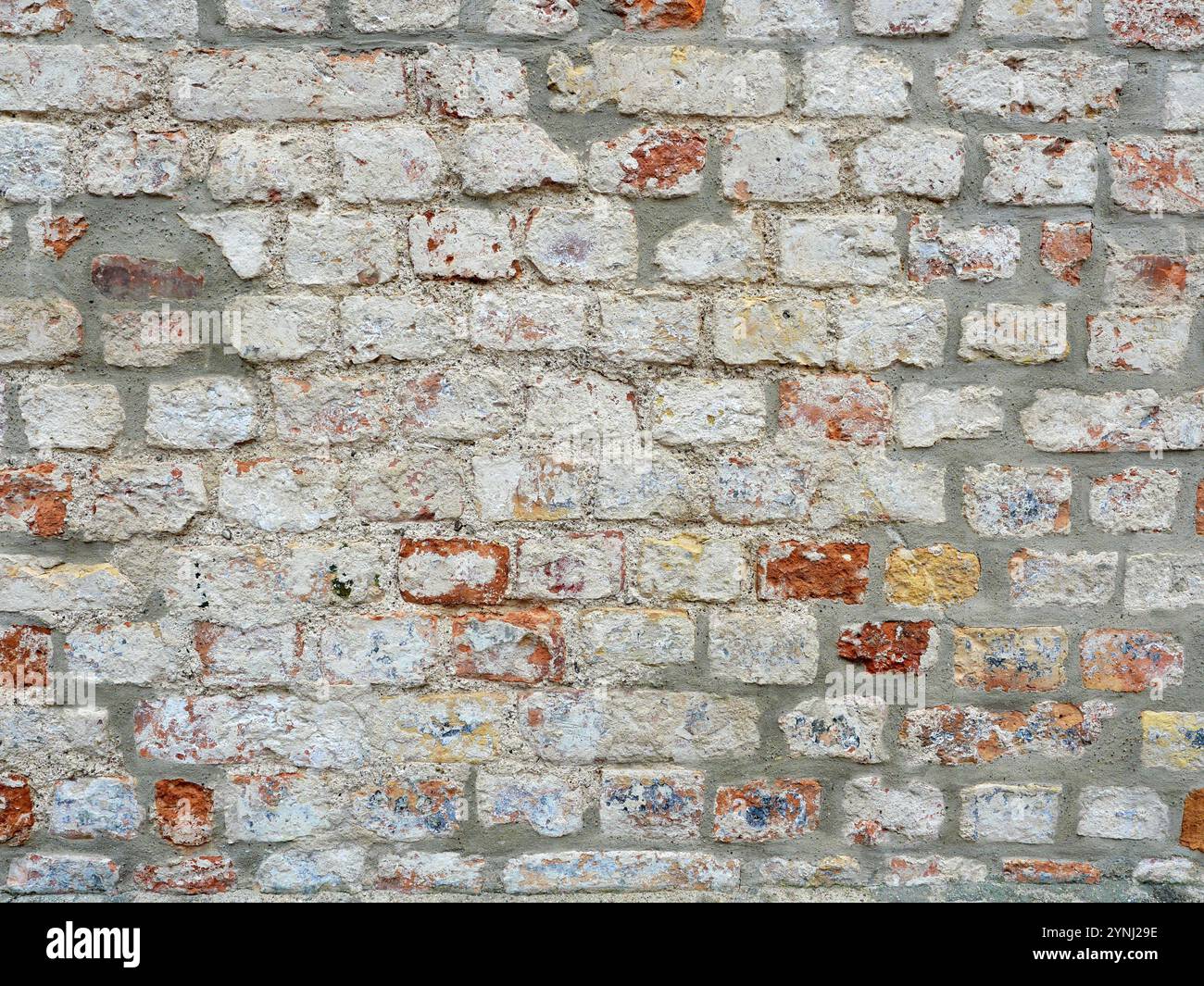 Mauer - Backstein - weiß - exponiert - eine alte weiße mittelalterliche ...
