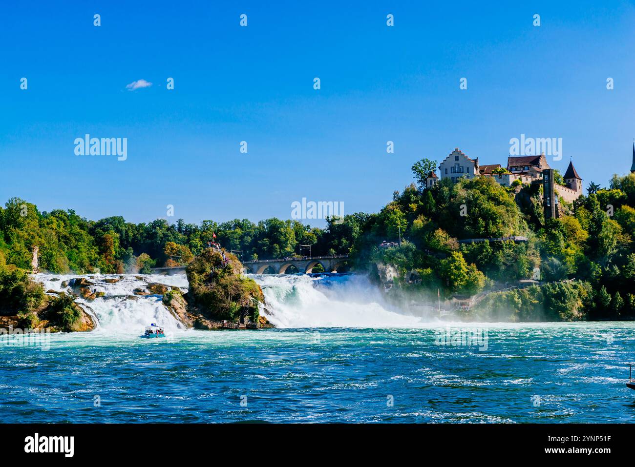 Rheinfall, Rheinfallfelsen und Schloss Laufen. Der Rheinfall ist ein ...