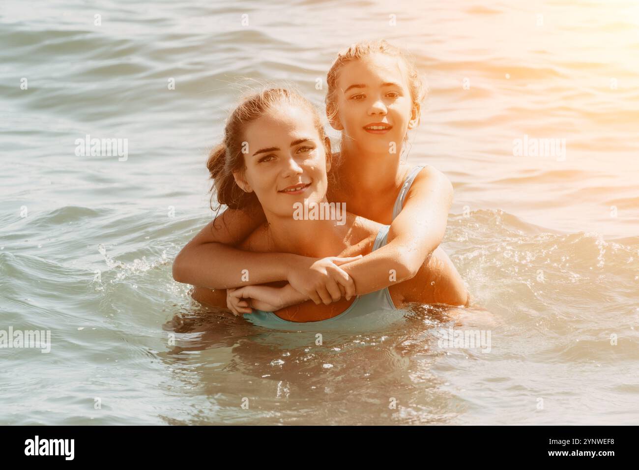 Mutter tochter bikini -Fotos und -Bildmaterial in hoher Auflösung – Alamy
