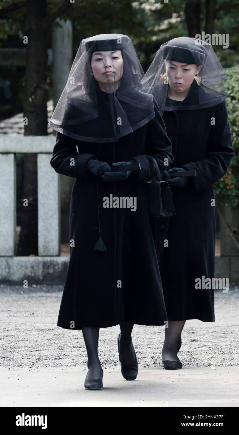 Japanese Princess Akiko Mikasa (L) visits Toshimagaoka Cemetery to ...