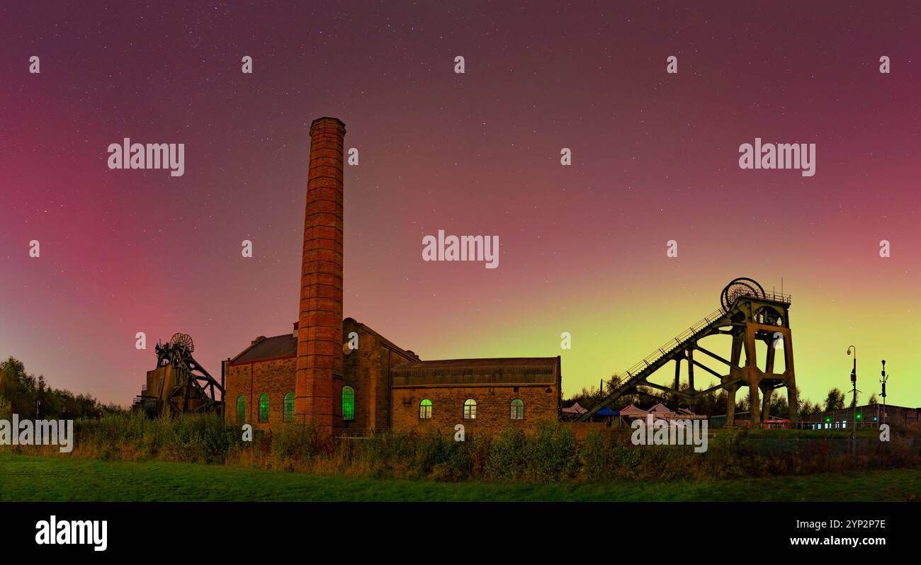 Blick auf Nordlichter (Aurora borealis) und Pleasley Colliery ...