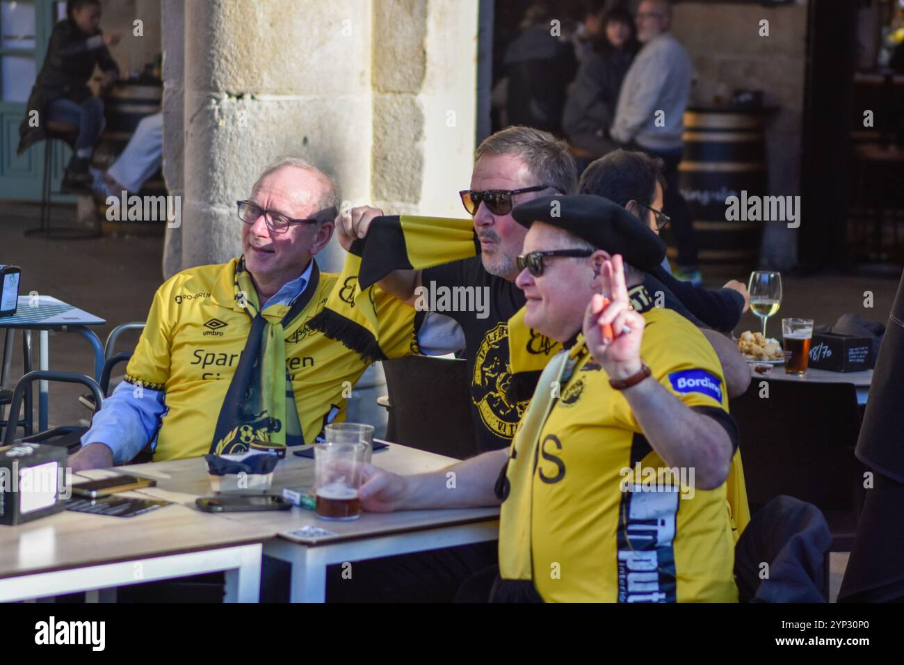 Bilbao, Spanien, 28. November 2024: Elfsborg-Fans auf der Plaza Nueva ...