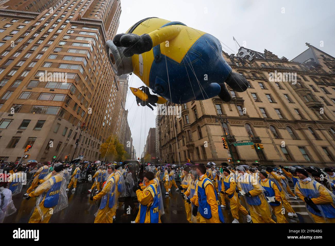Der Stuart the Minion stürmt während der 98. Macy's Thanksgiving Day ...
