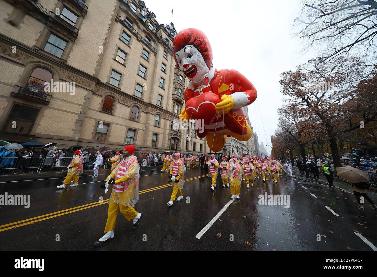 Der Ronald McDonald stürzt sich während der 98. Macy's Thanksgiving Day ...