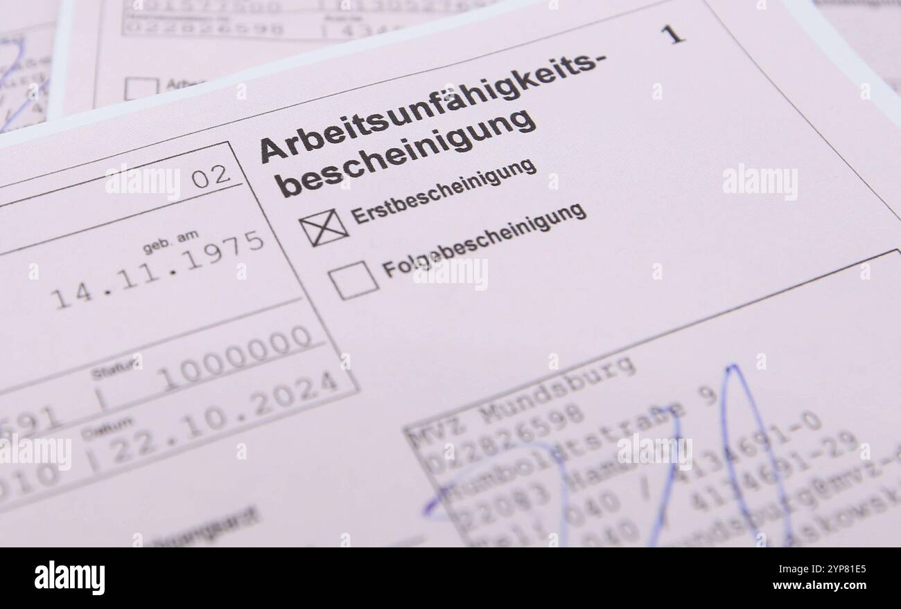 Eine Arbeitsunfähigkeitsbescheinigung liegt auf einem Tisch. Symbolbild ...