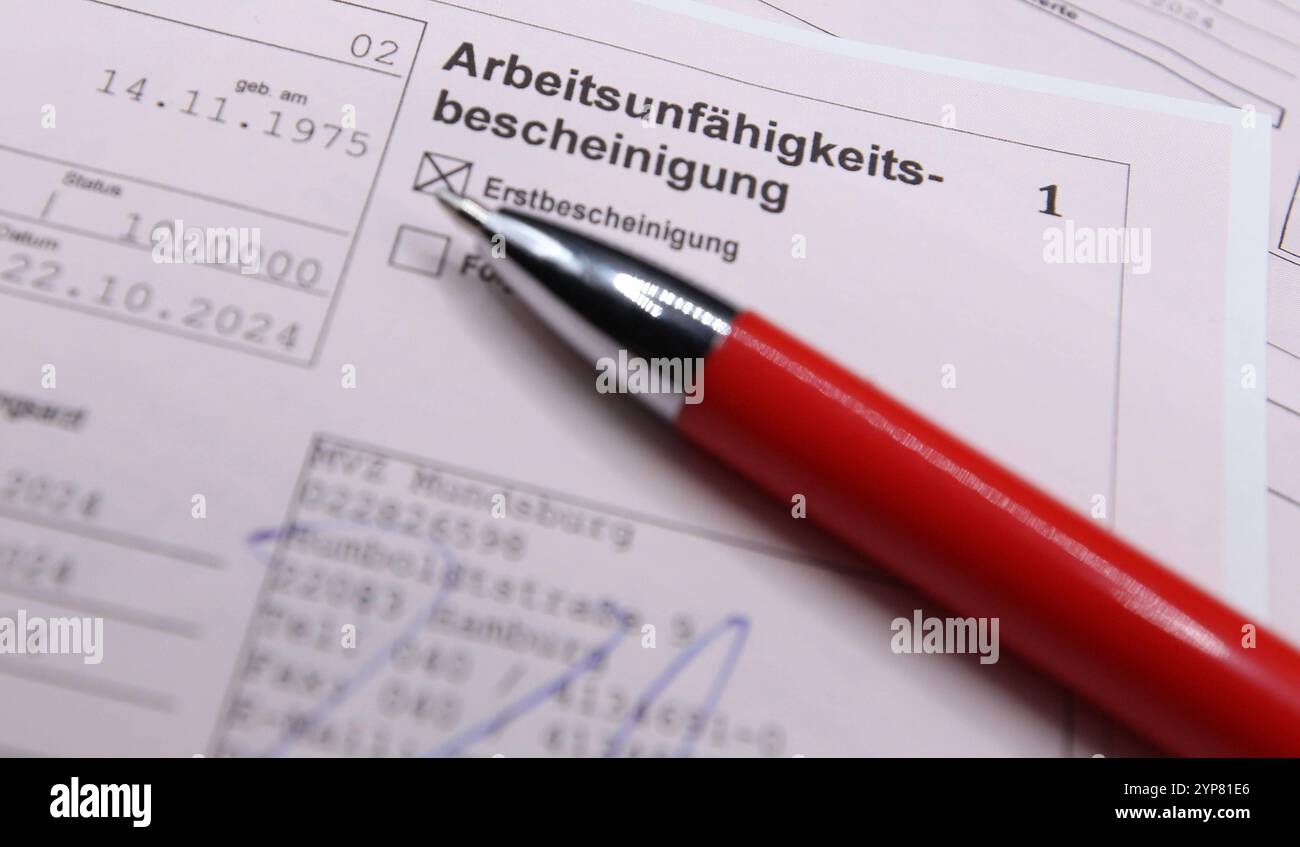 Eine Arbeitsunfähigkeitsbescheinigung liegt auf einem Tisch. Symbolbild ...