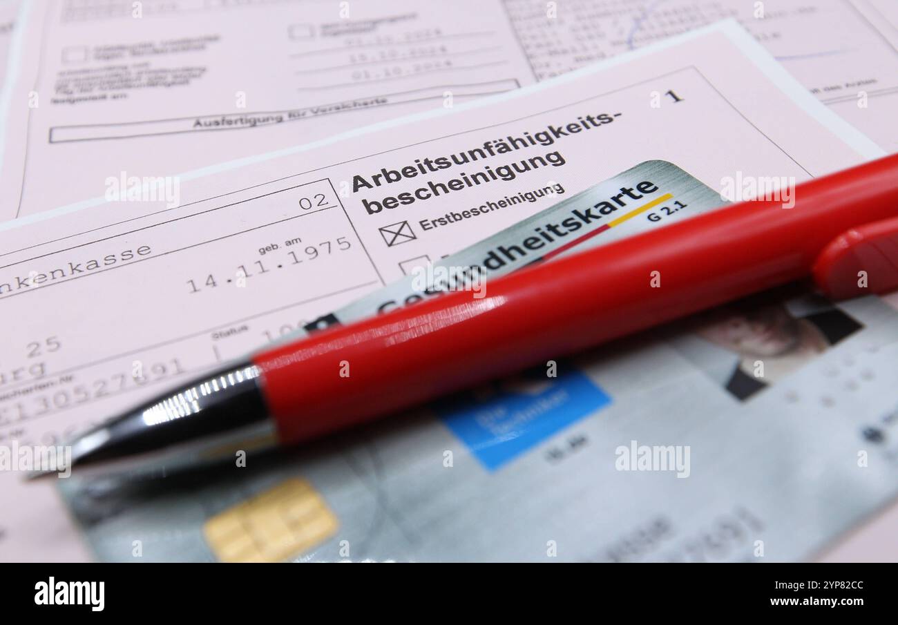 Eine Arbeitsunfähigkeitsbescheinigung liegt auf einem Tisch. Symbolbild ...