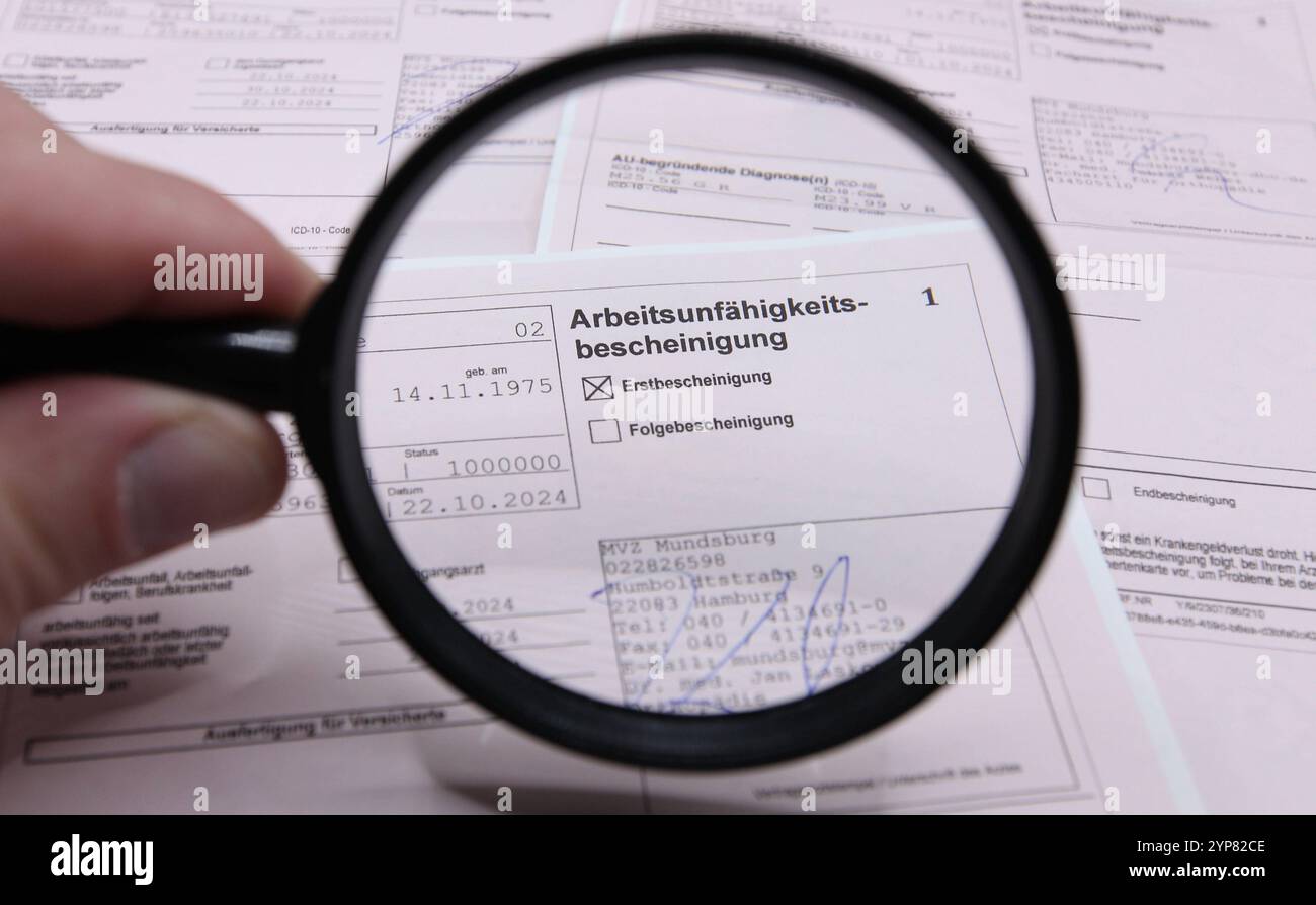 Eine Arbeitsunfähigkeitsbescheinigung liegt auf einem Tisch. Symbolbild ...