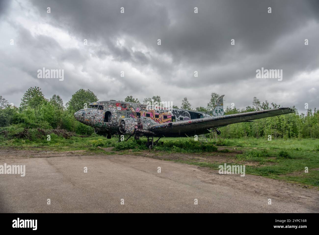 Zeljava Air Base in Kroatien und verließ Douglas C-47 Airplane am Eingang des Airbase. Es liegt ...