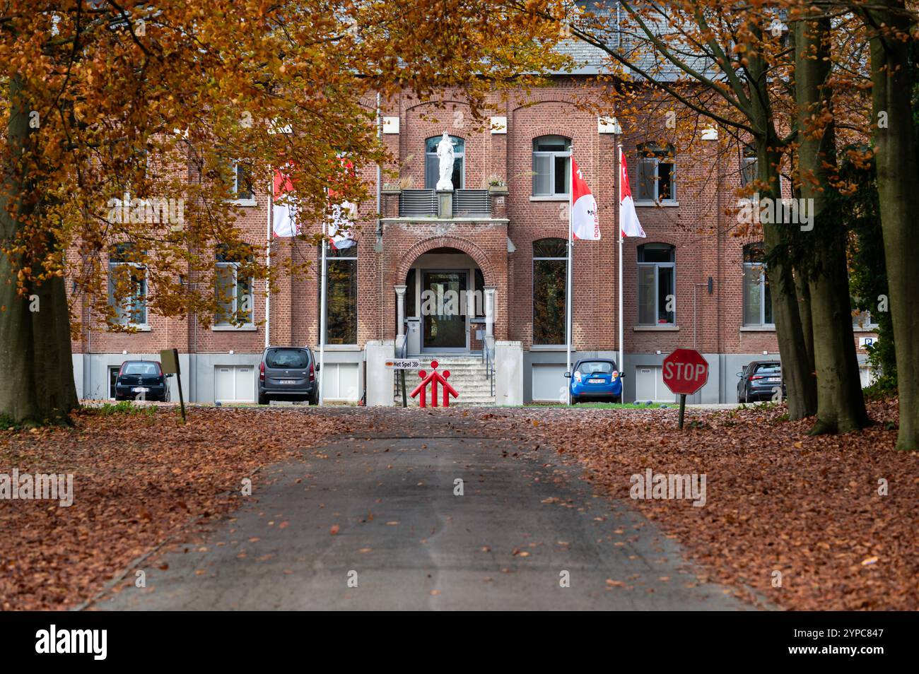 Highschool facade -Fotos und -Bildmaterial in hoher Auflösung – Alamy