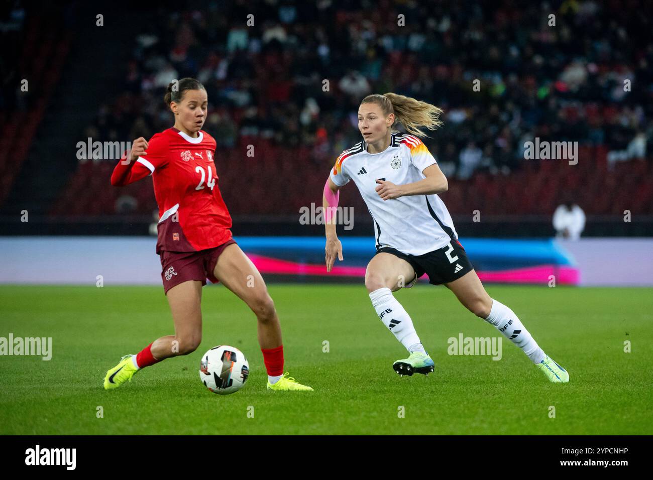 Sarai Linder (Deutschland, #02) im Zweikampf mit Iman Beney (Schweiz ...