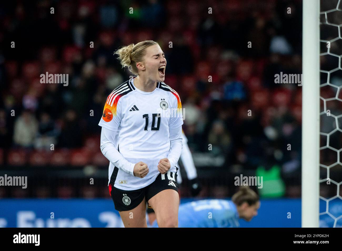 Laura Freigang (Deutschland, #10) jubelt ueber das Tor zum 0:4, SUI ...